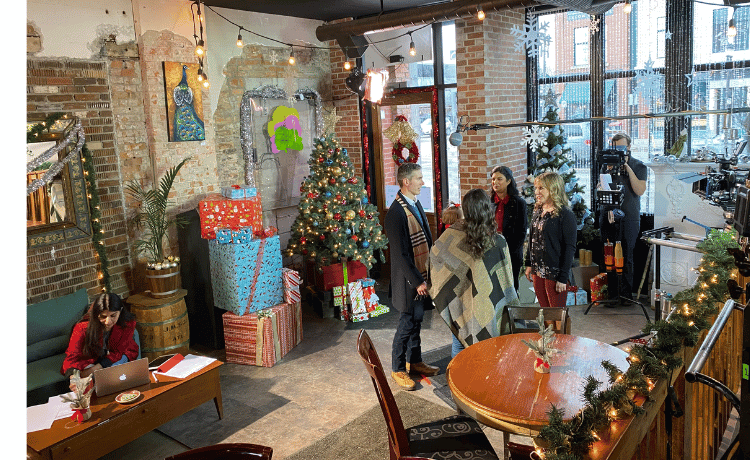 40+ Perfect Gifts for Actors in 2024 [Theater or Film]